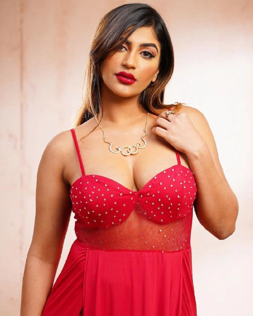 Yashika Aannand Age, Boyfriend, Family, Biography, Movies