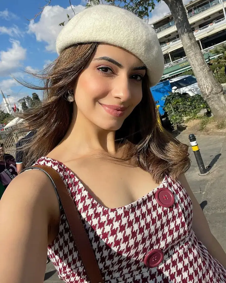 Simrithi Bathija Age Biography, Boyfriend, Family, Instagram